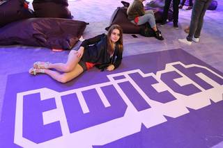 Loserfruit's Feet - Photos, Shoe Size, and More | FeetDatabase.com