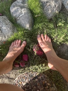 Reya Lovenlight's feet